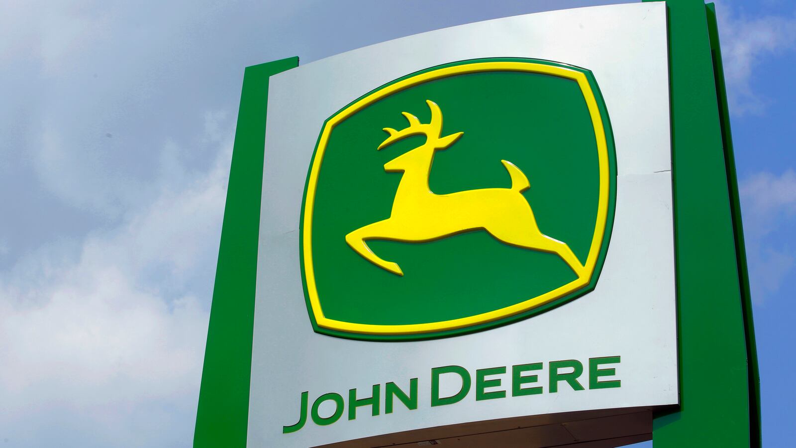 John Deere Harvester Works announces indefinite layoffs in Illinois John Deere Harvester Works announces indefinite layoffs in Illinois